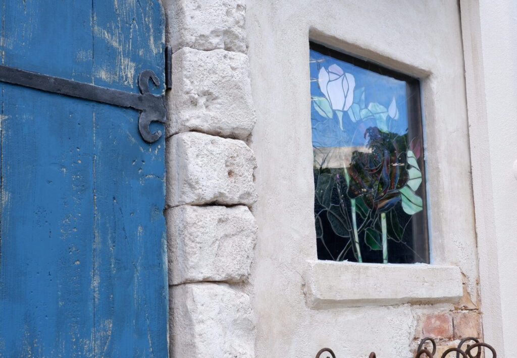 沖縄県うるま市のデットスペースを、モルタル造形で素敵な空間にリノベーション - mokumo